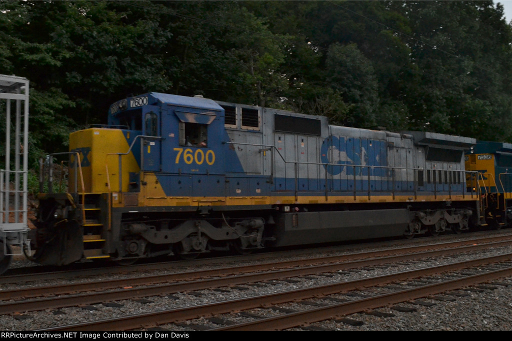 CSX C40-8 7600 trails on Q301-03